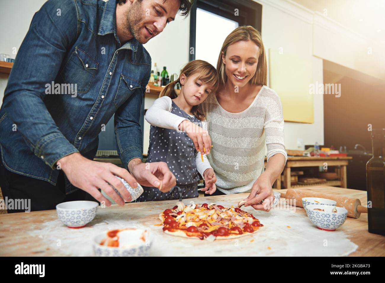 Family pizza hi-res stock photography and images - Alamy