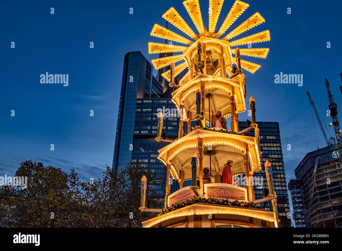 Weihnachtspyramide auf dem Frankfurter Weihnachtsmarkt Stock Photo - Alamy