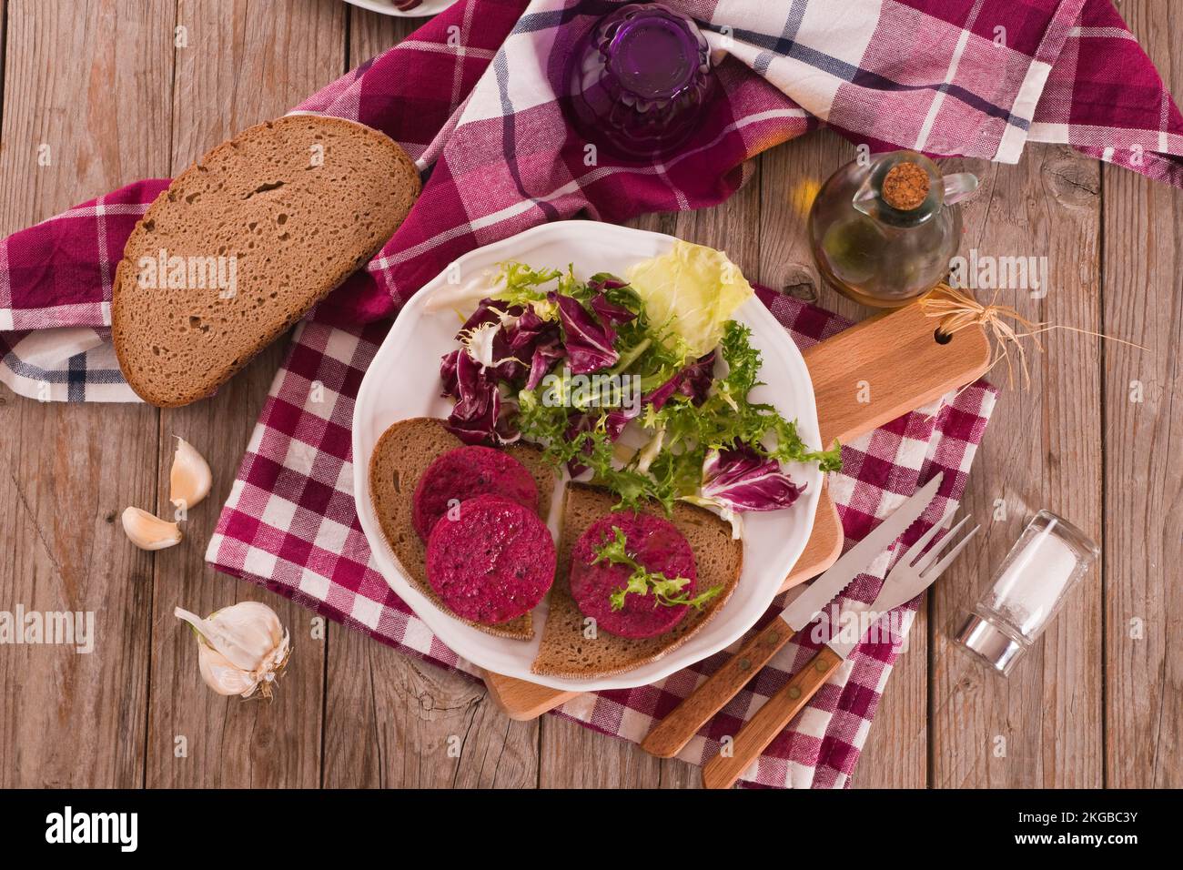 Beetroot veggie burger Stock Photo - Alamy