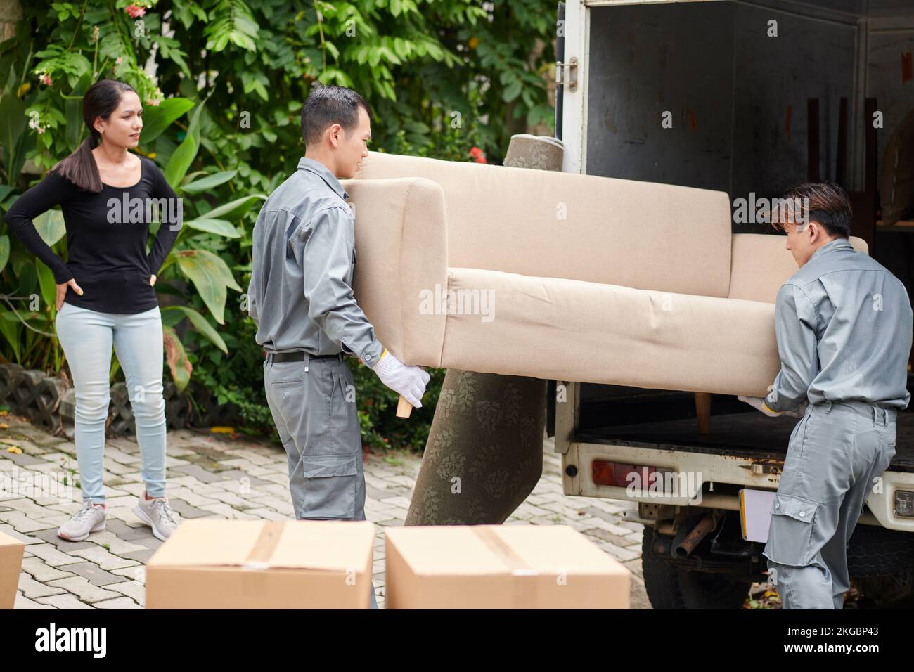 Professional movers couch hi-res stock photography and images - Alamy