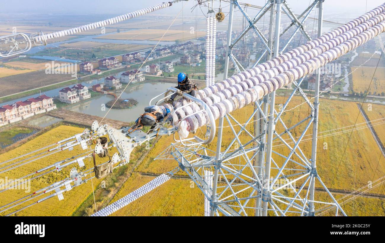 TAIZHOU, CHINA - NOVEMBER 23, 2022 - Construction workers erect a wire ...