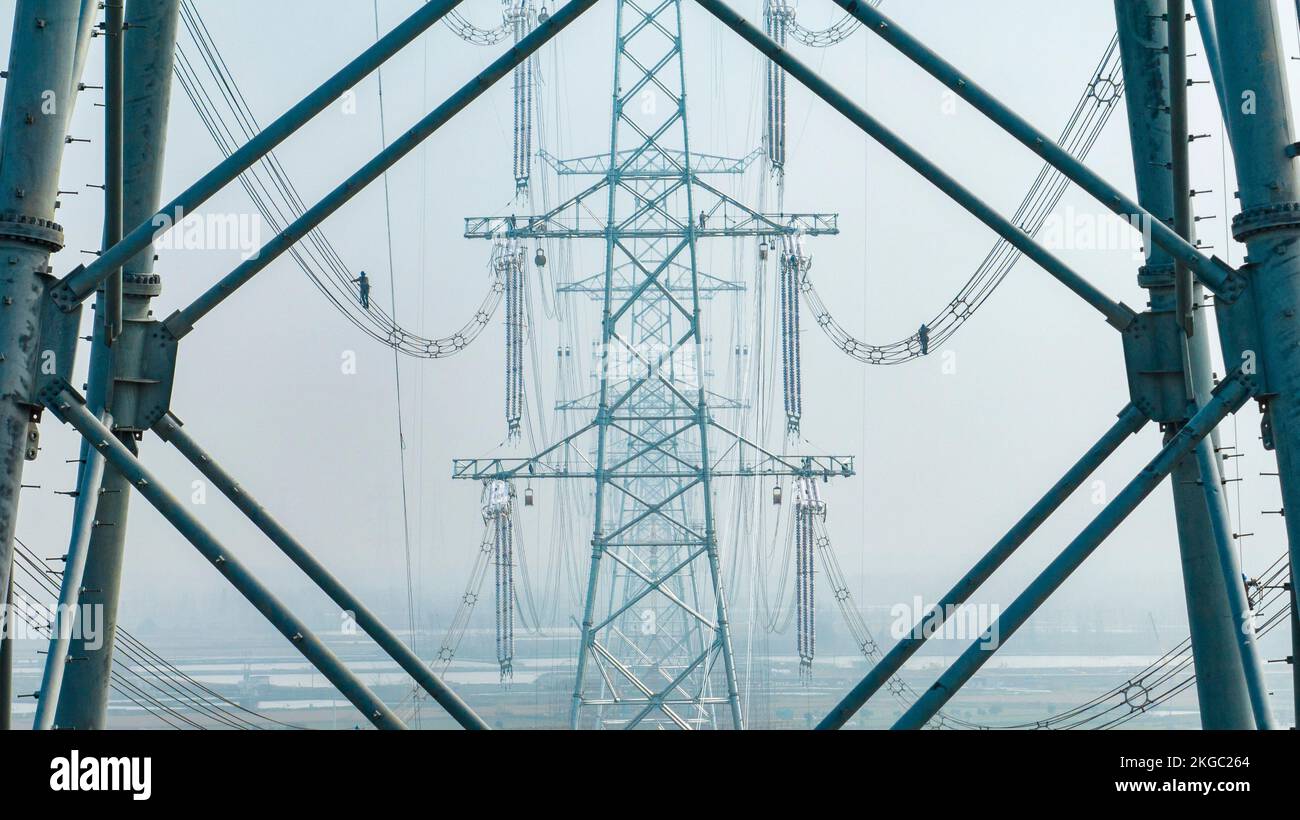 TAIZHOU, CHINA - NOVEMBER 23, 2022 - Construction workers erect a wire ...