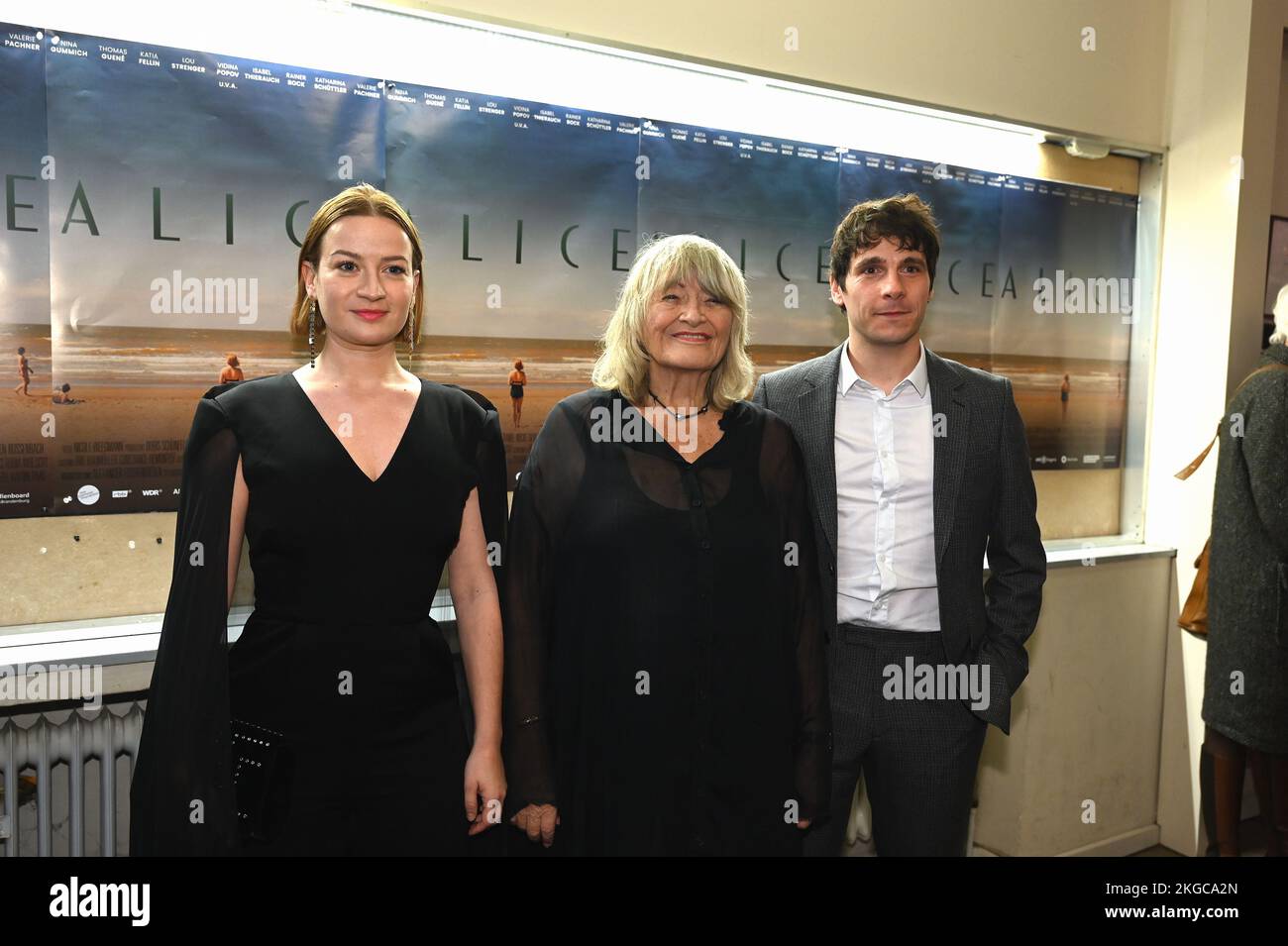 Cologne, Germany. 22nd Nov, 2022. Actors Nina Gummich (l), Thomas Guene ...