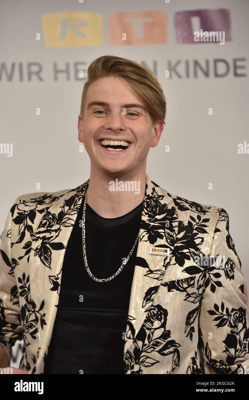 17 November 2022, North Rhine-Westphalia, Hürth: Actor Vincent Gross as ...