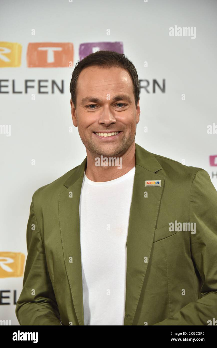 17 November 2022, North Rhine-Westphalia, Hürth: Presenter Daniel ...