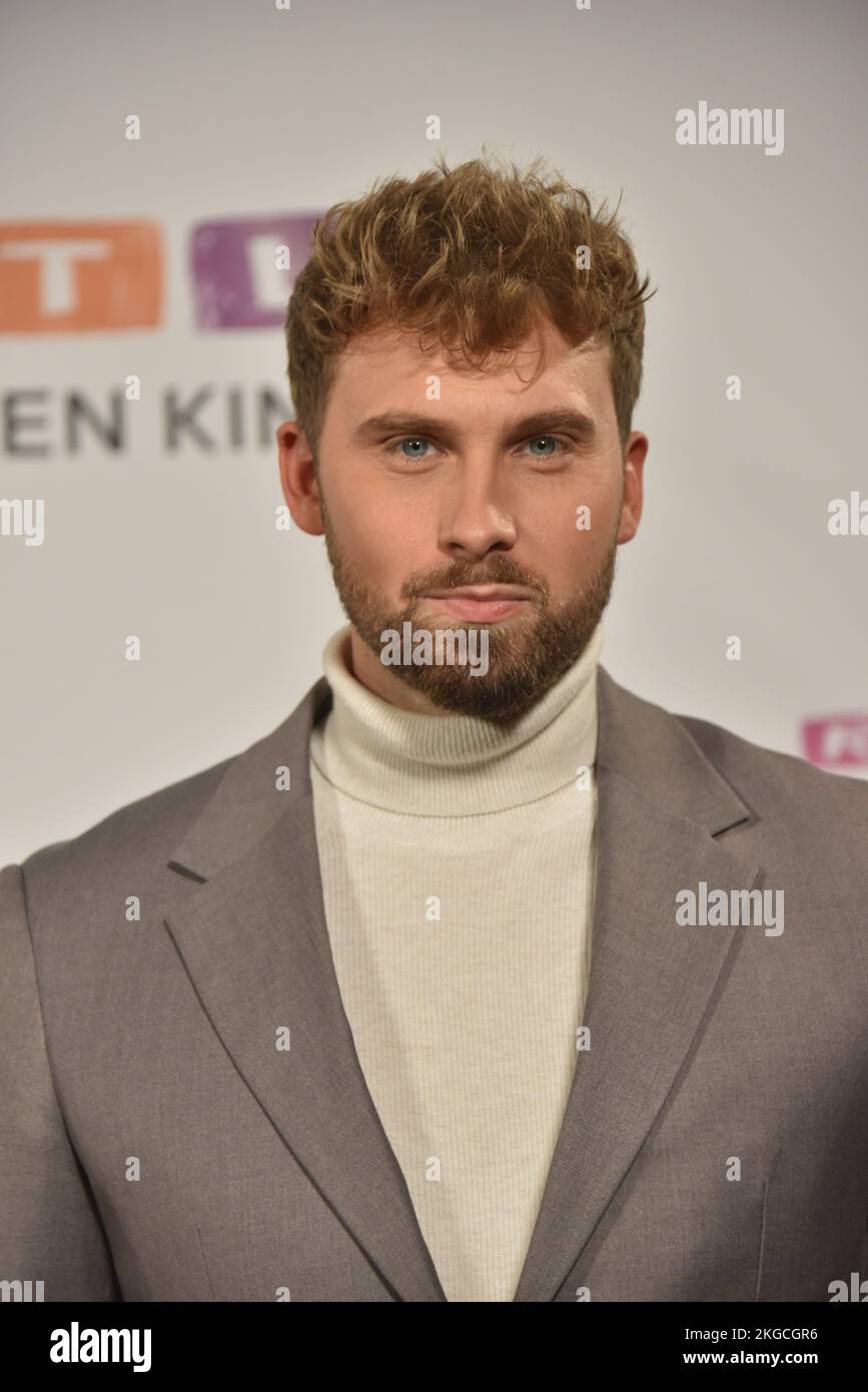 17 November 2022, North Rhine-Westphalia, Hürth: Bachelor Dominik ...