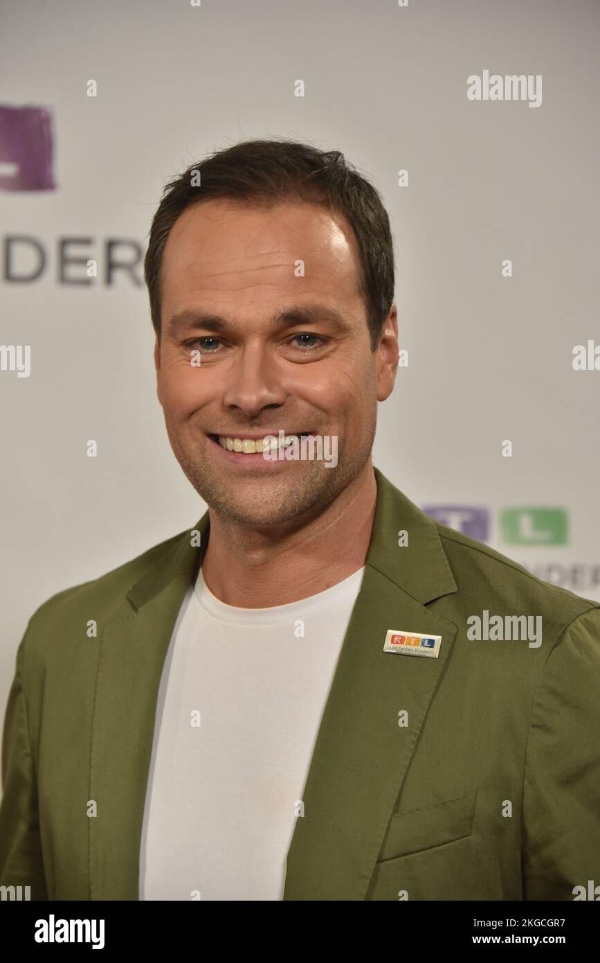 17 November 2022, North Rhine-Westphalia, Hürth: Presenter Daniel ...