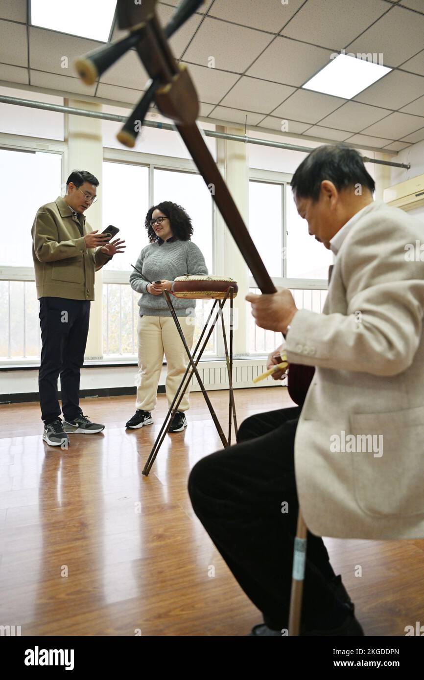 (221123) -- TIANJIN, Nov. 23, 2022 (Xinhua) -- Amiris Rodrigues Barros (C) learns the "Jingdong ...