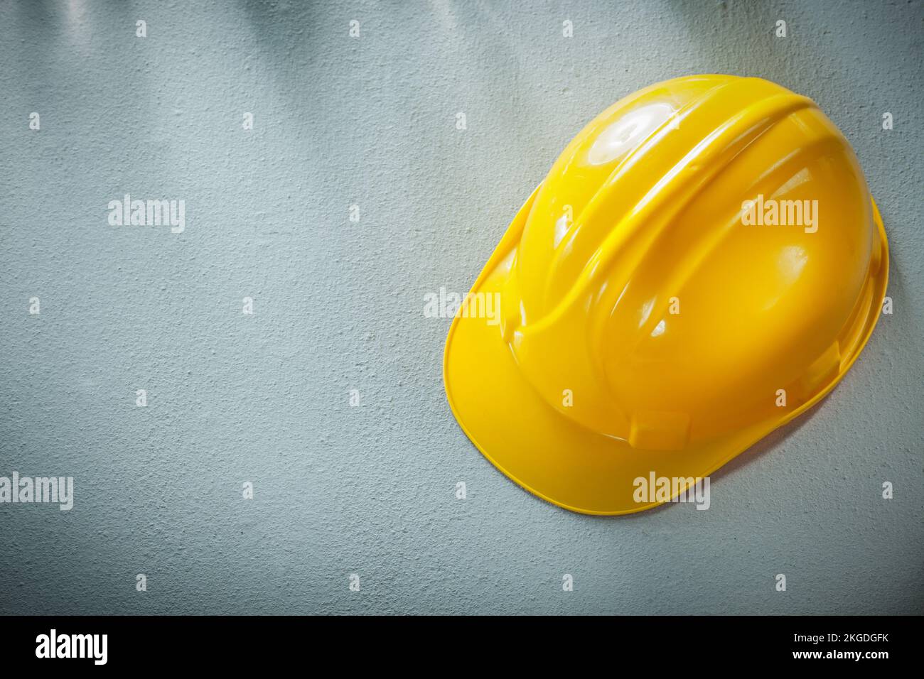 Building helmet on concrete background Stock Photo - Alamy
