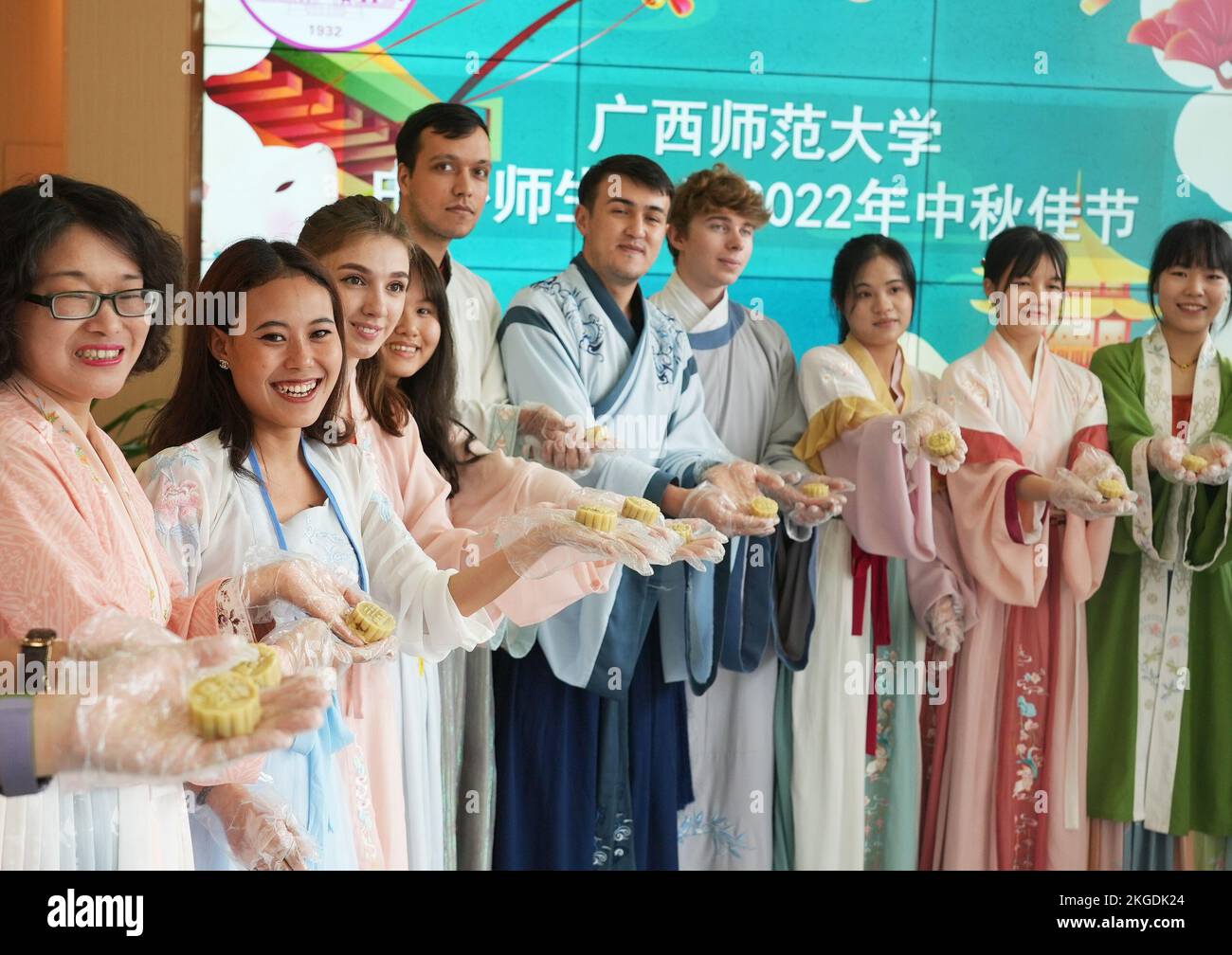 Chinese and foreign students are wearing Hanfu and making moon cakes ...