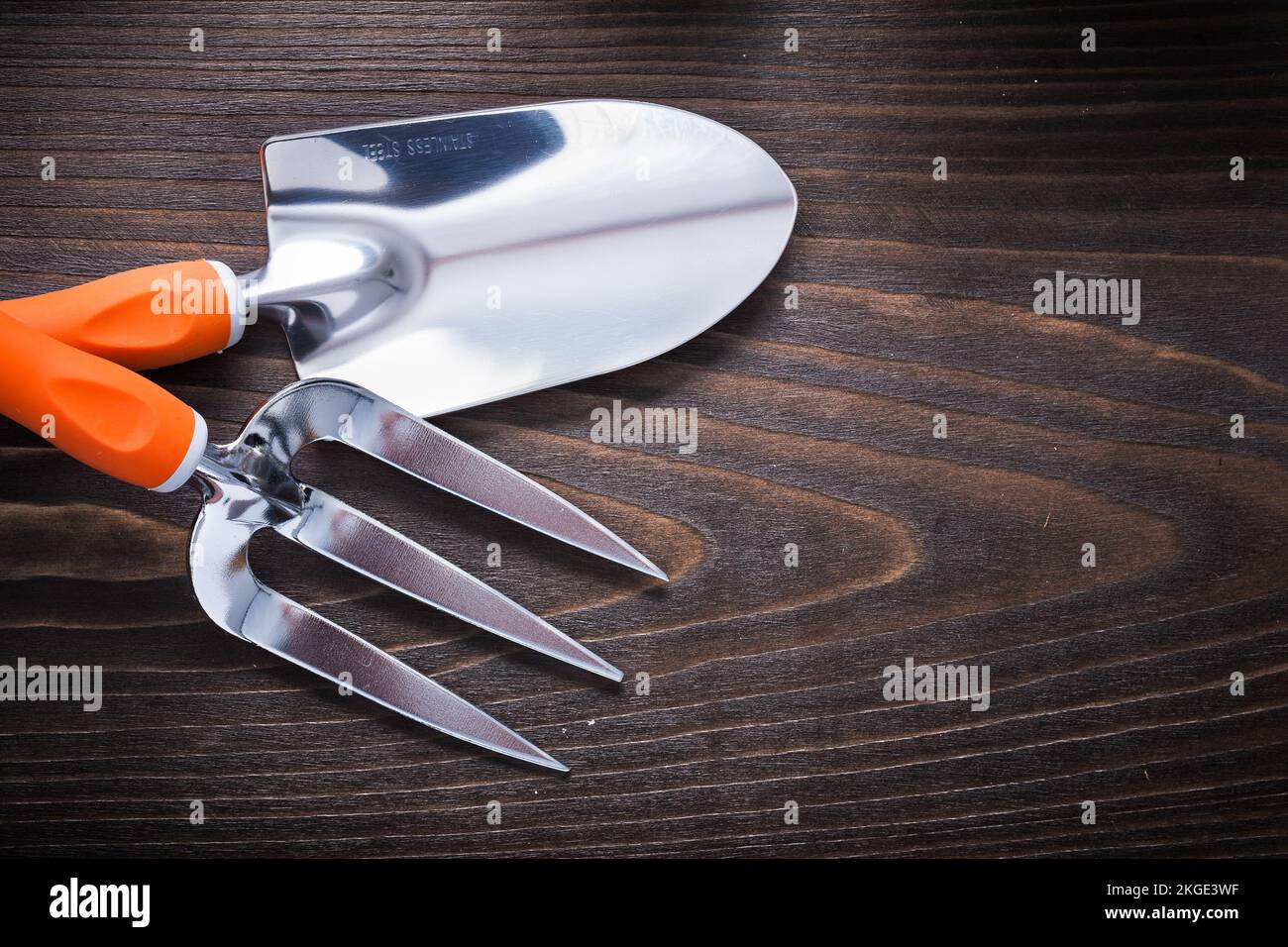 Gardening metal spade with trowel fork on vintage hardwood surface ...