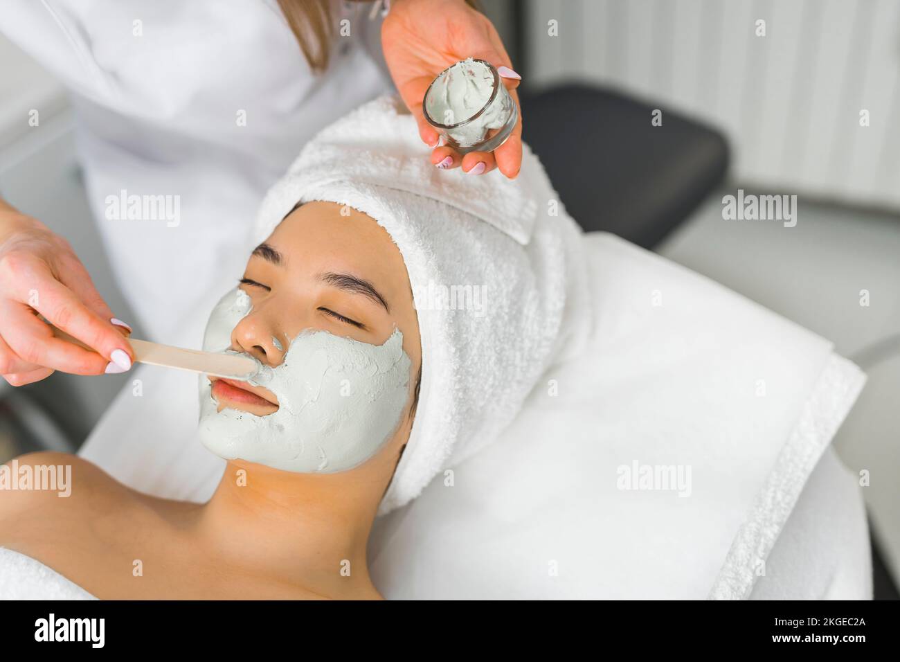 African american spa worker hi-res stock photography and images - Alamy