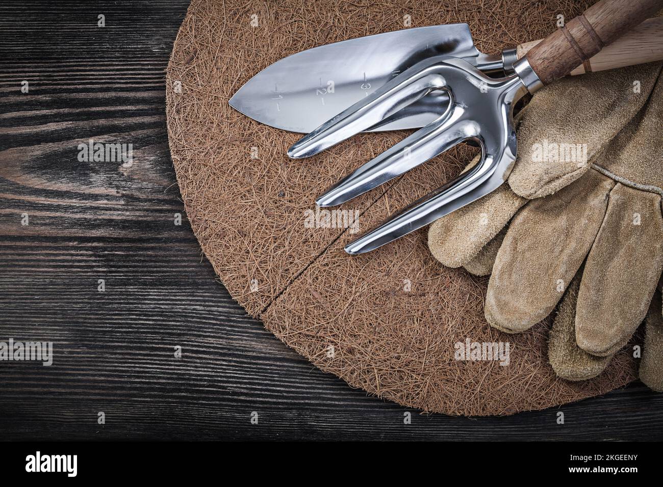 Mulching fiber hand spade trowel fork leather protective gloves on ...