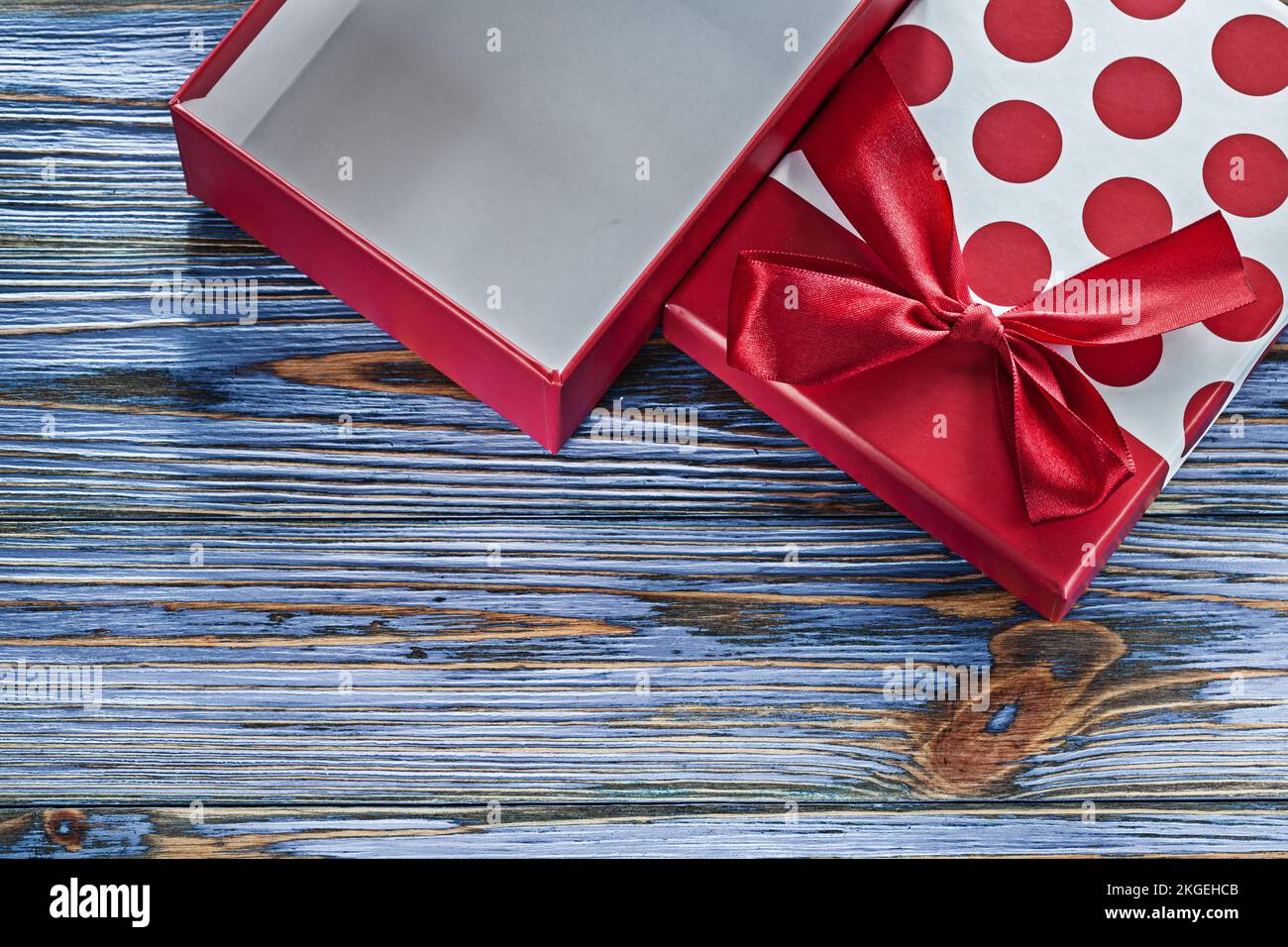 Opened present hi-res stock photography and images - Alamy