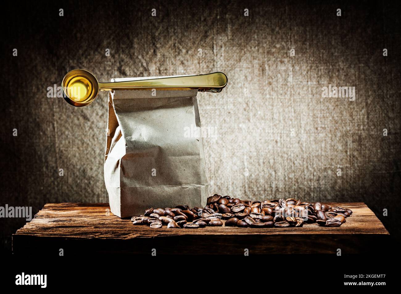 paper bag with coffee beans ang spoon Stock Photo - Alamy