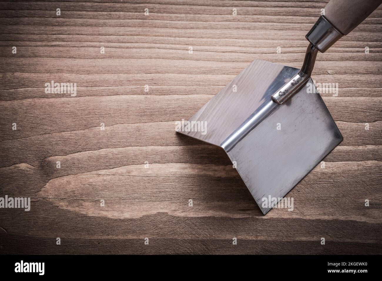 putty angle surfacer on wood board Stock Photo - Alamy