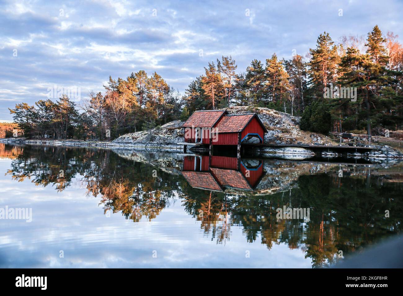 the reflection of an house on the water Stock Photo - Alamy