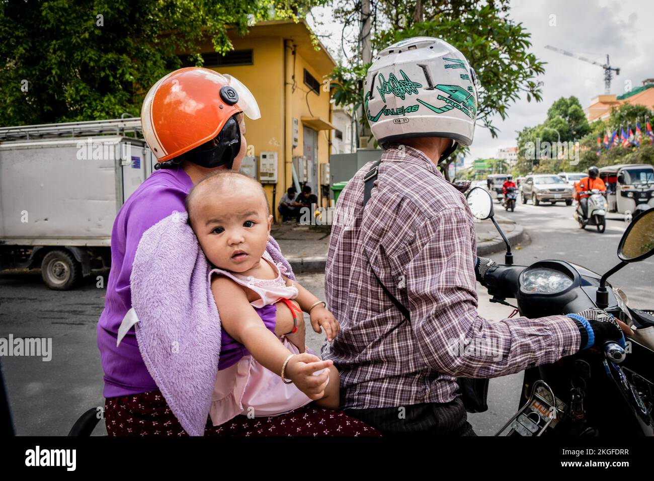 Phnom Penh, Cambodia. 23rd Nov, 2022. A baby looks curiously into a Tuk ...