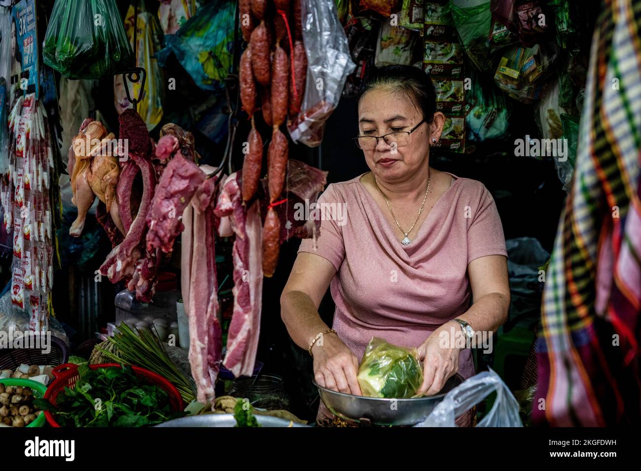 Phnom Penh, Cambodia. 23rd Nov, 2022. A street food seller weighs soup ...