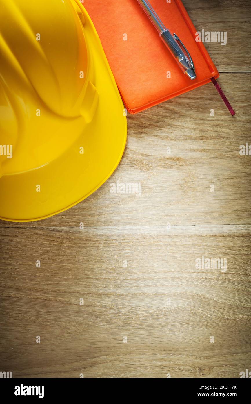 Vintage hard hat notepad pen on wooden board Stock Photo - Alamy