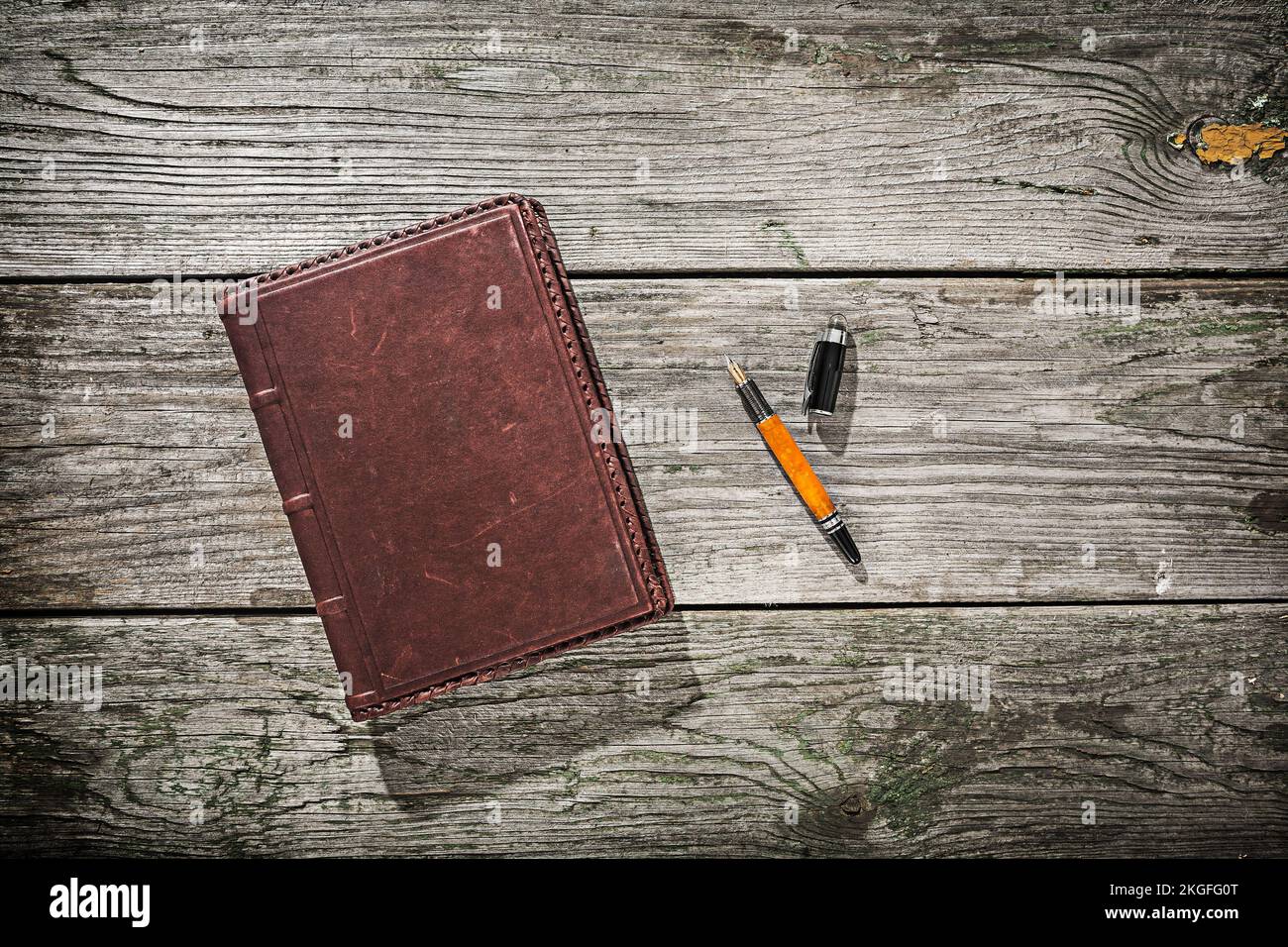 vintage notepad and fountain pen on old wood boards Stock Photo - Alamy