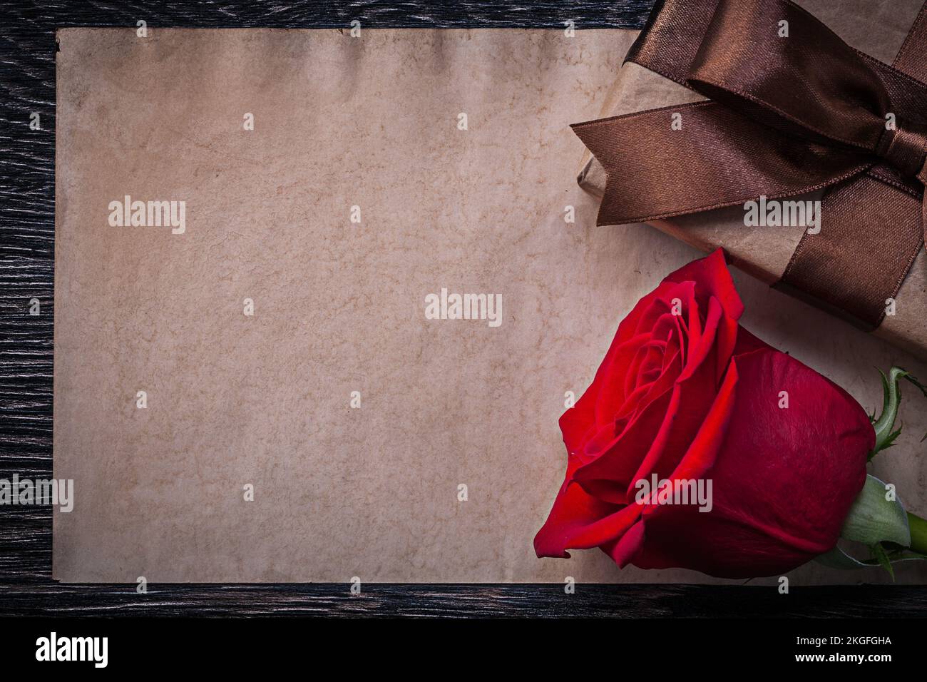 Paper red rose hi-res stock photography and images - Alamy