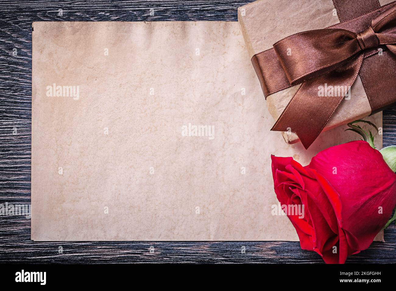 Paper red rose hi-res stock photography and images - Alamy
