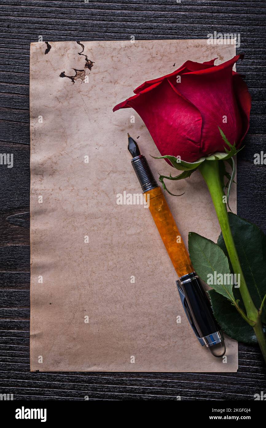 Paper red rose hi-res stock photography and images - Alamy