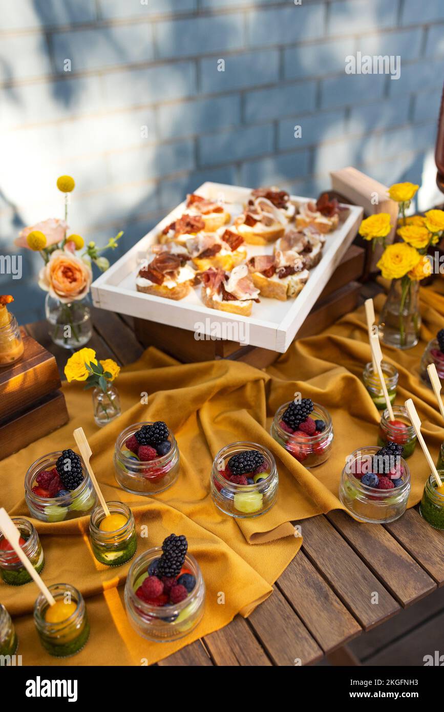 Professional cocktail reception hi-res stock photography and images - Alamy