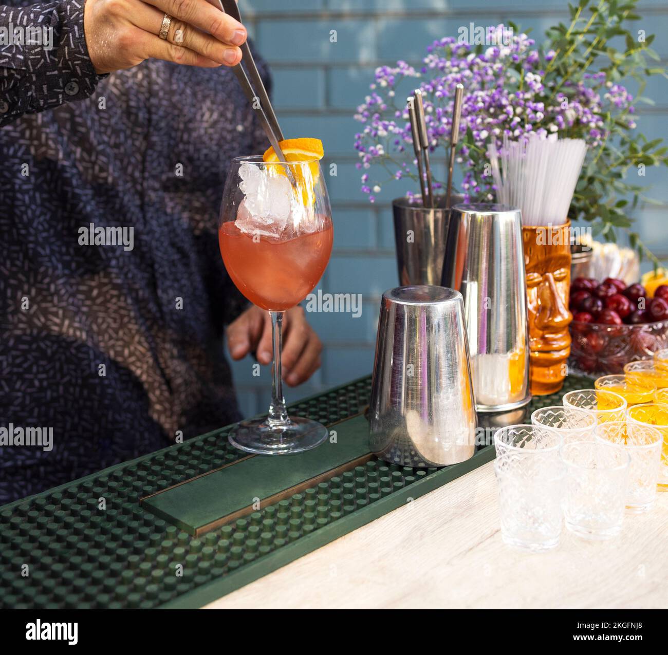 Bar keeper preparing cocktails hi-res stock photography and images - Alamy