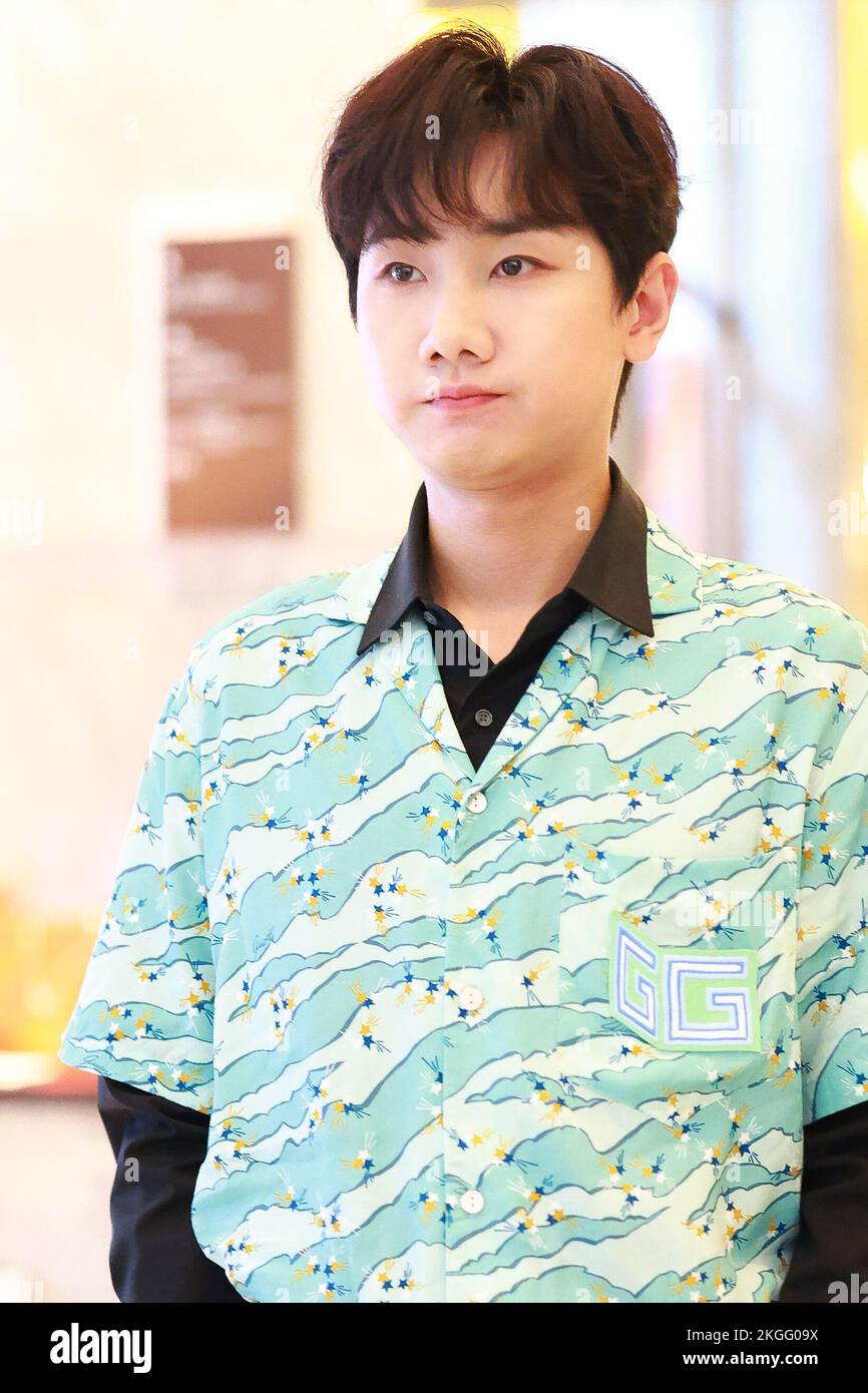 Chinese pop singer and songwriter Silence Wang appeared at the airport ...