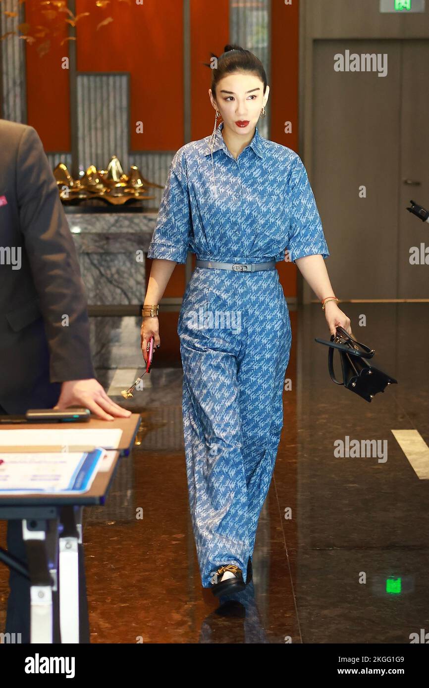 Chinese actress and singer Huang Yi appeared in a hotel in Changsha ...