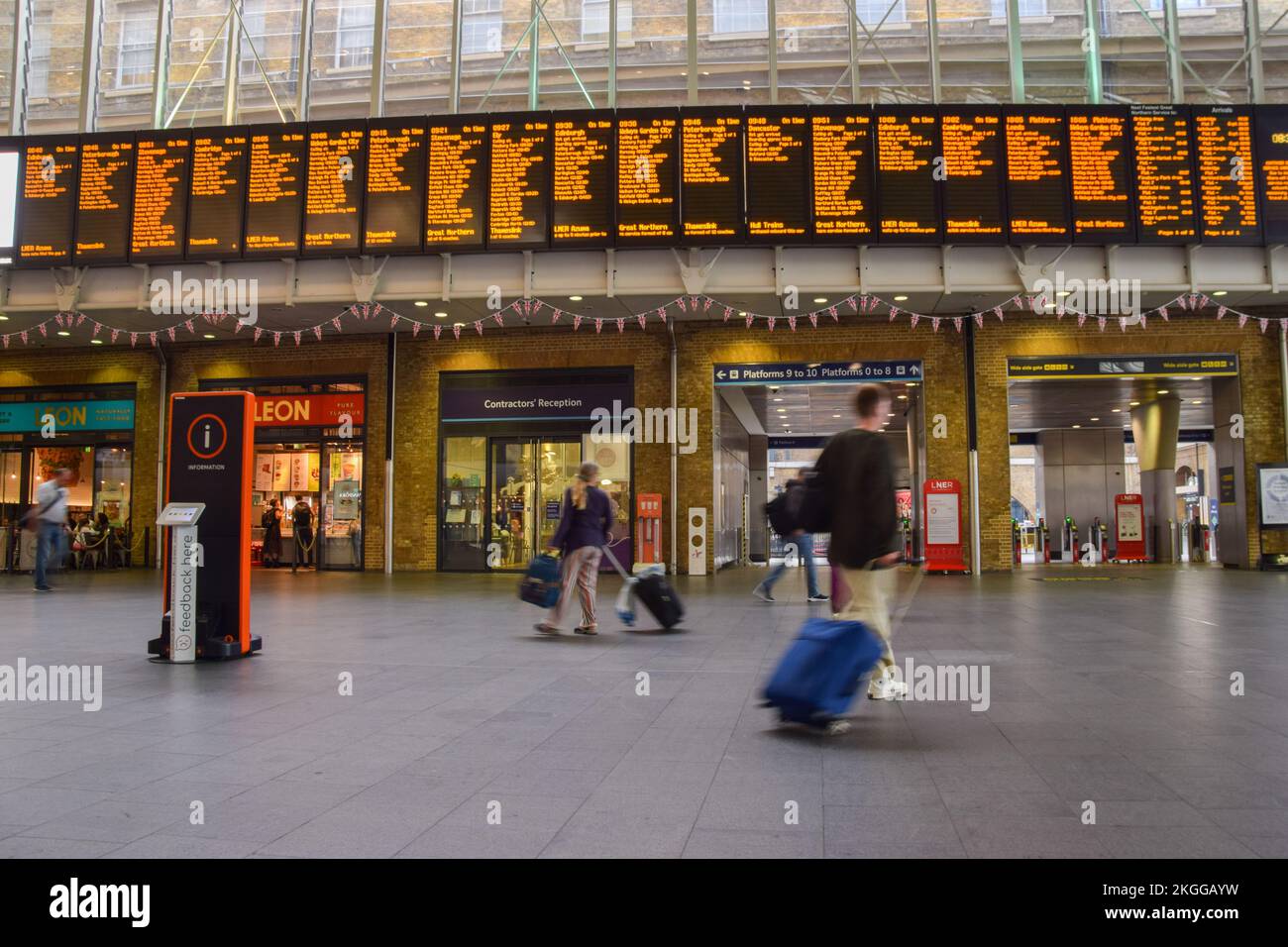 London, UK, 27th July 2022. King's Cross railway station main concourse ...