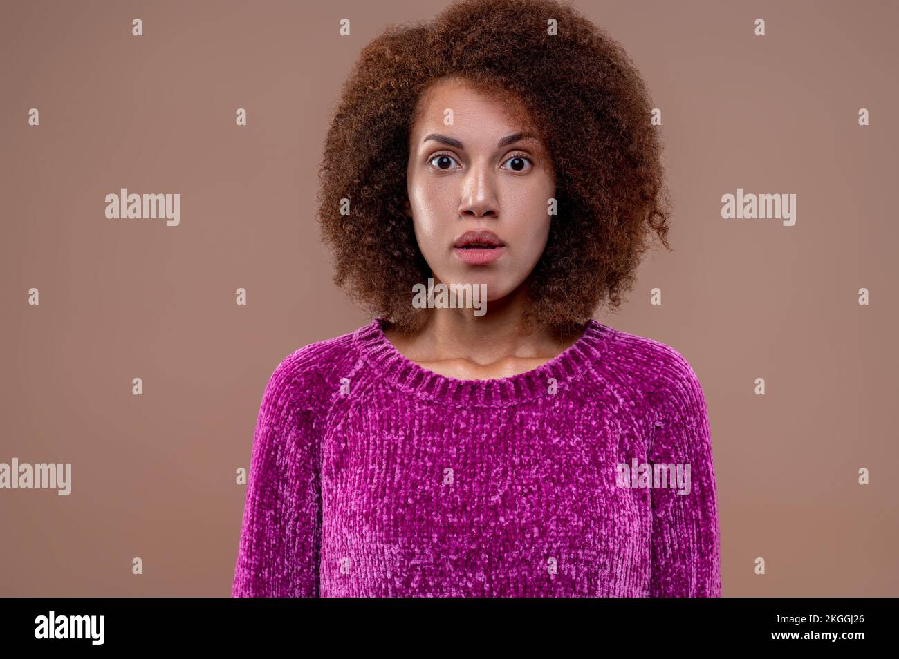 Cute young woman looking astonished and confused Stock Photo - Alamy