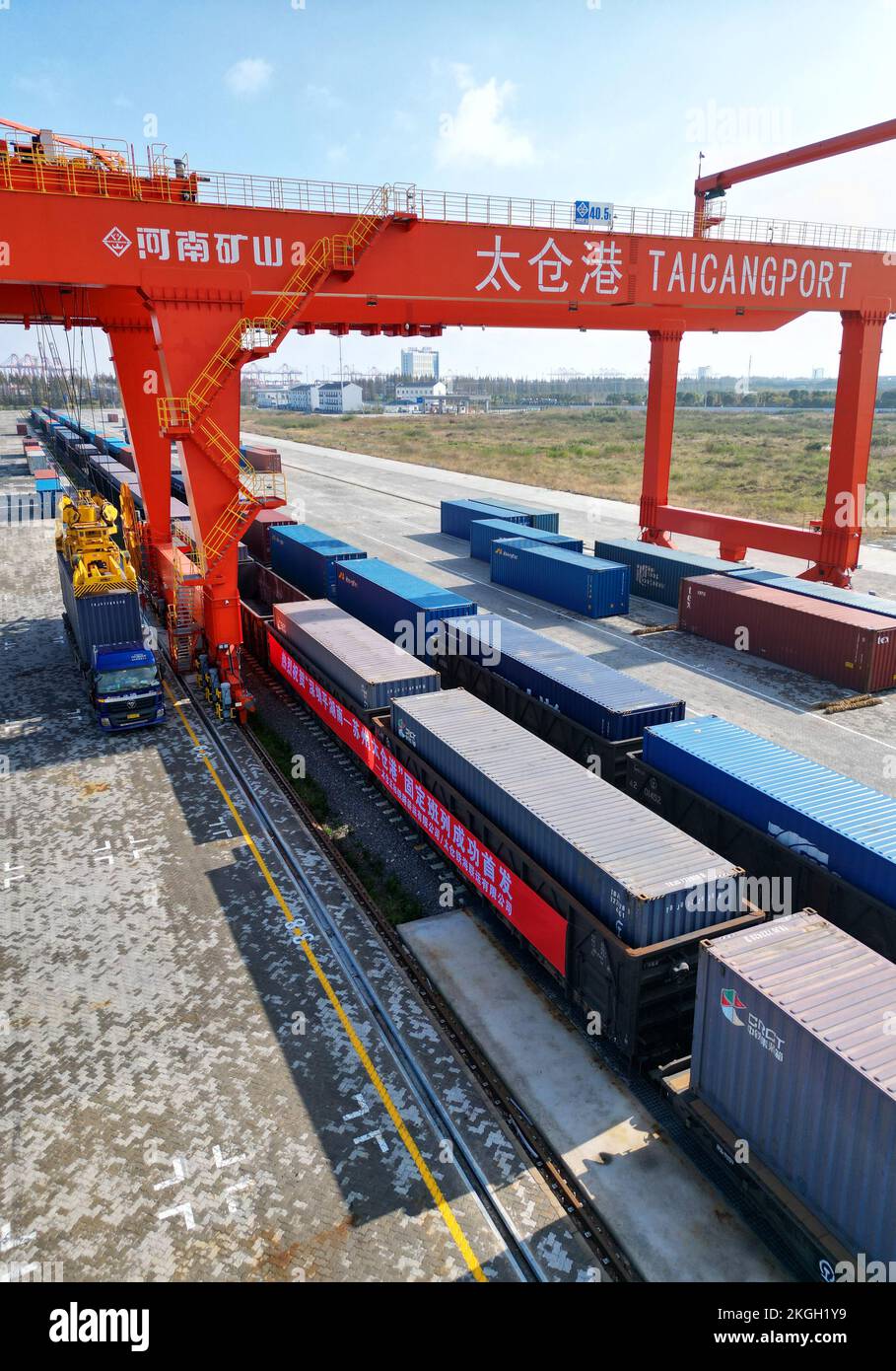 SUZHOU, CHINA - NOVEMBER 23, 2022 - Workers lift containers for the ...