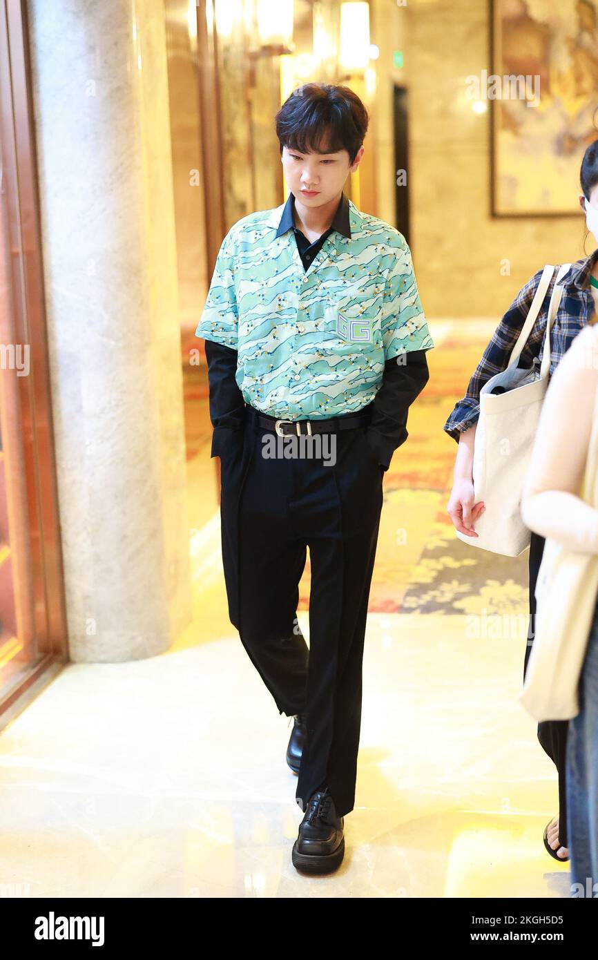 Chinese pop singer and songwriter Silence Wang appeared at the airport ...