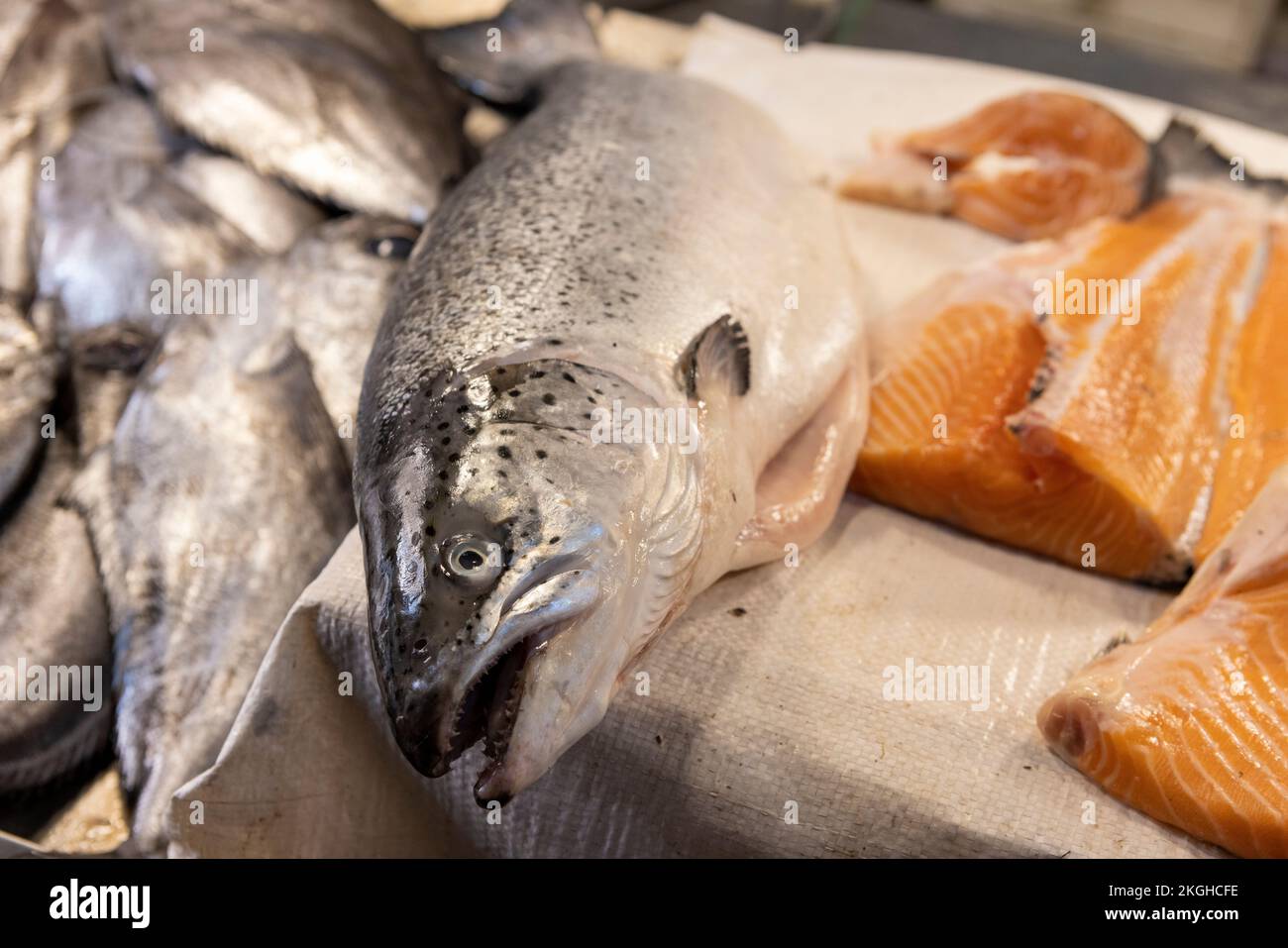 Mercado de salmón hi-res stock photography and images - Alamy