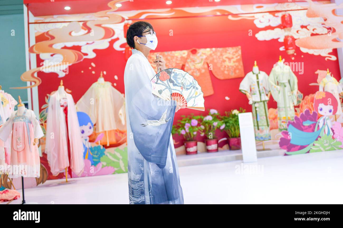 People are wearing Hanfu and traditional Chinese dressing at the 2022 ...
