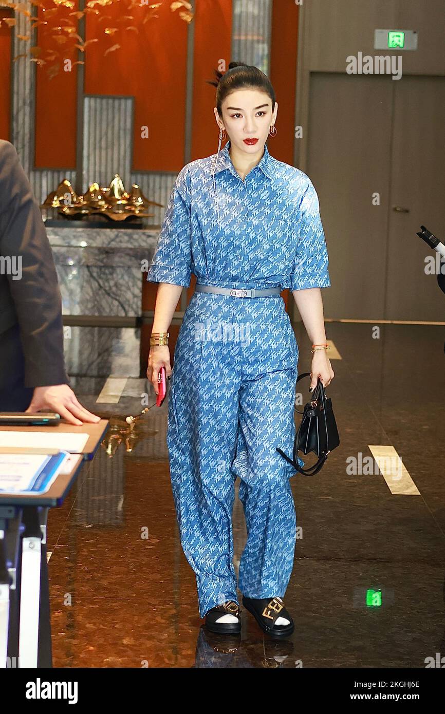 Chinese actress and singer Huang Yi appeared in a hotel in Changsha ...