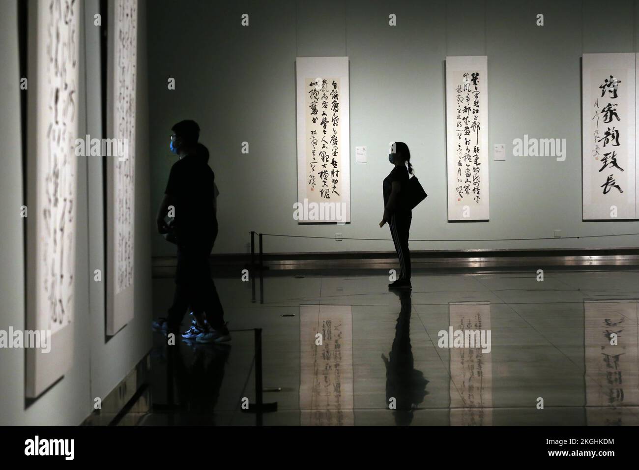 People are visiting the cursive script works at The First Chinese ...