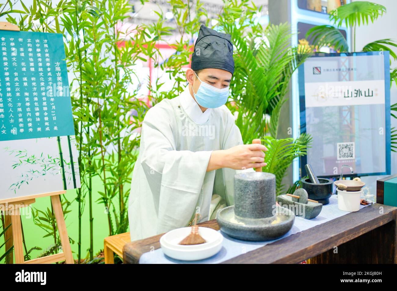People are wearing Hanfu and traditional Chinese dressing at the 2022 ...