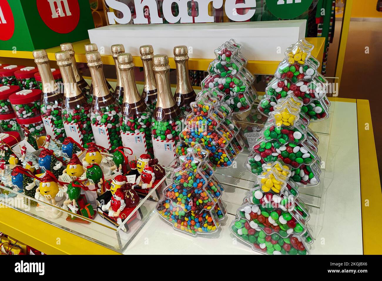 Christmas-themed M&M's flagship store in Nanjing Road, Shanghai, 22 ...