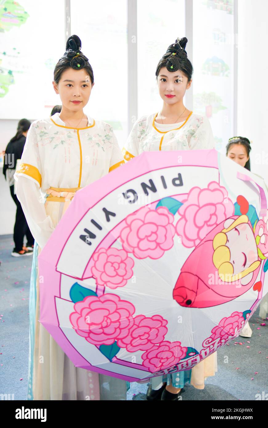 People are wearing Hanfu and traditional Chinese dressing at the 2022 ...