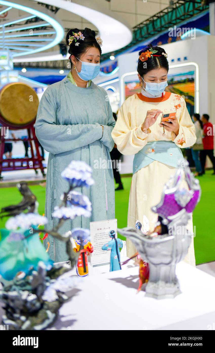 People are wearing Hanfu and traditional Chinese dressing at the 2022 ...