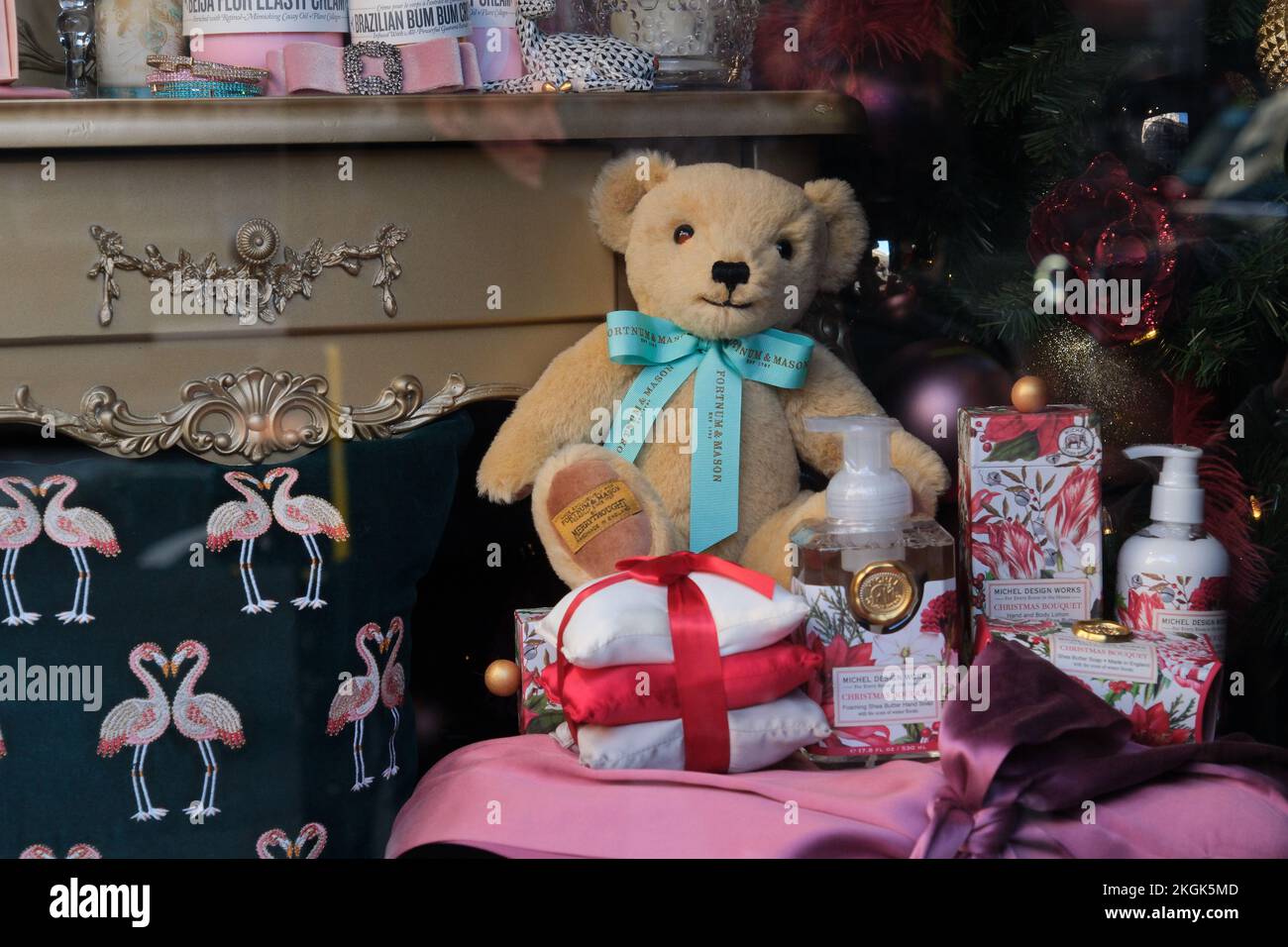 Fortnum and mason christmas window 2022 hi-res stock photography and ...