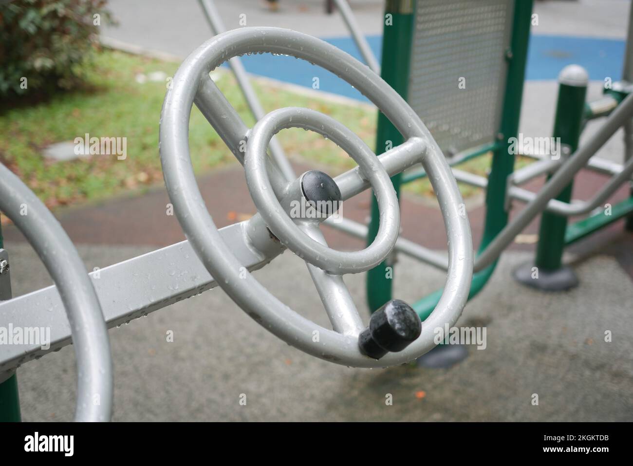 Outdoor fitness machines in a park in singapore Stock Photo - Alamy