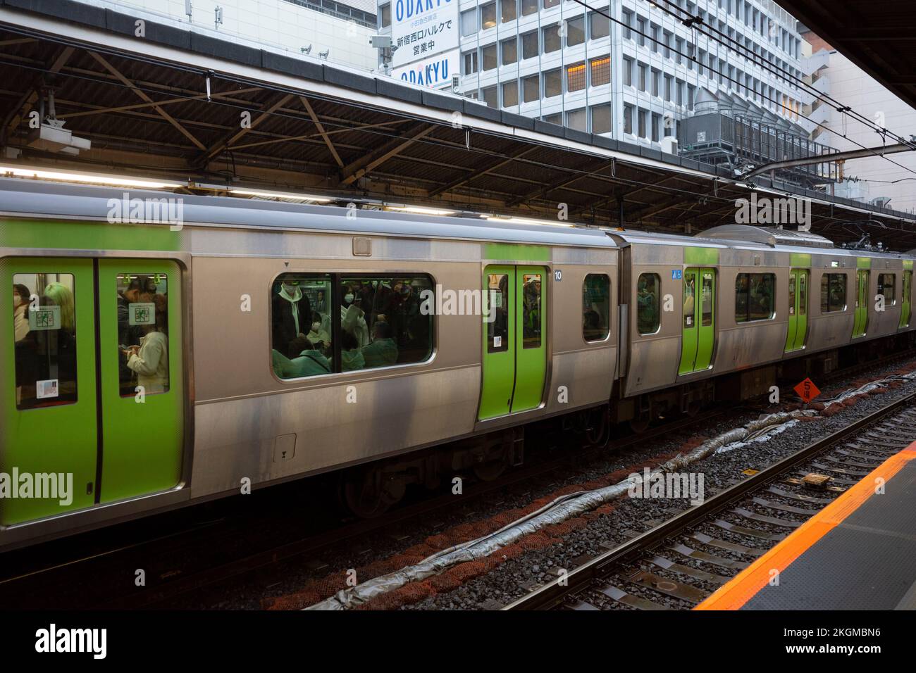 Tokyo, Japan. 23rd Nov, 2022. A JR East Yamanote Line (å±±æ‰‹ç·š) train ...