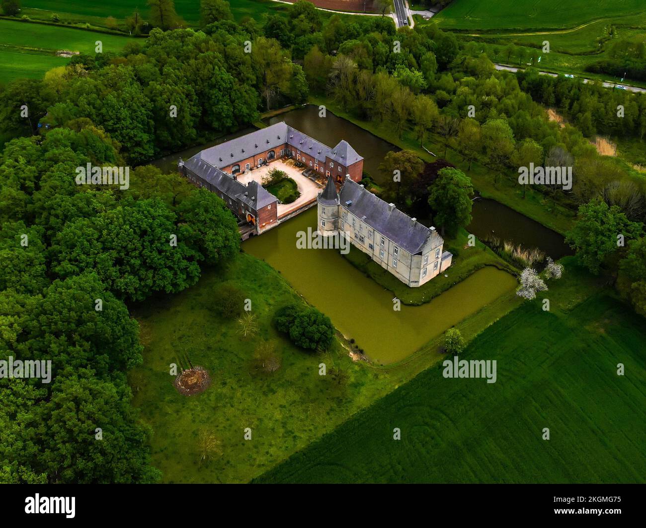 Castle surrounded by trees hi-res stock photography and images - Alamy