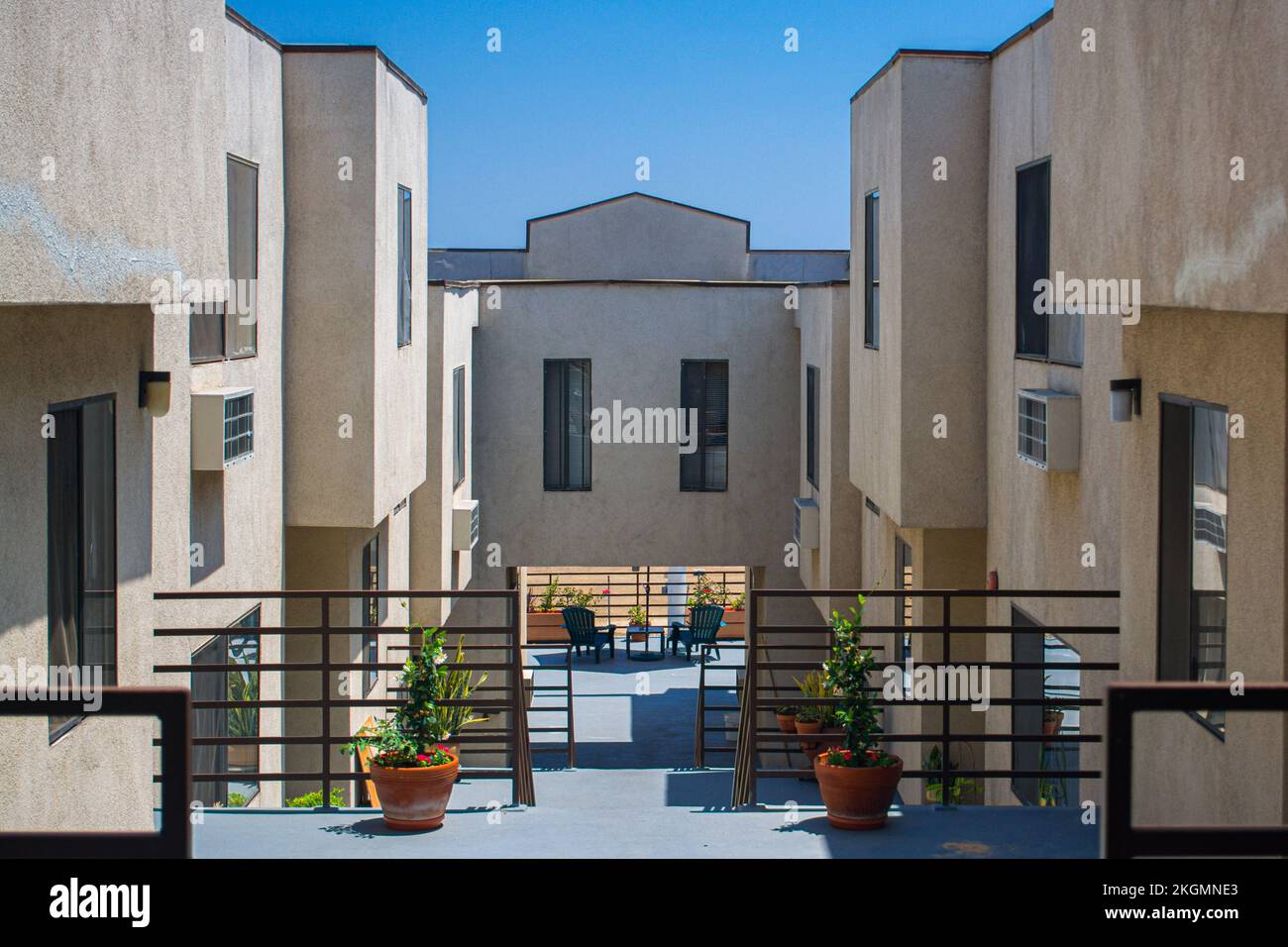 Modern apartment complex california hi-res stock photography and images ...