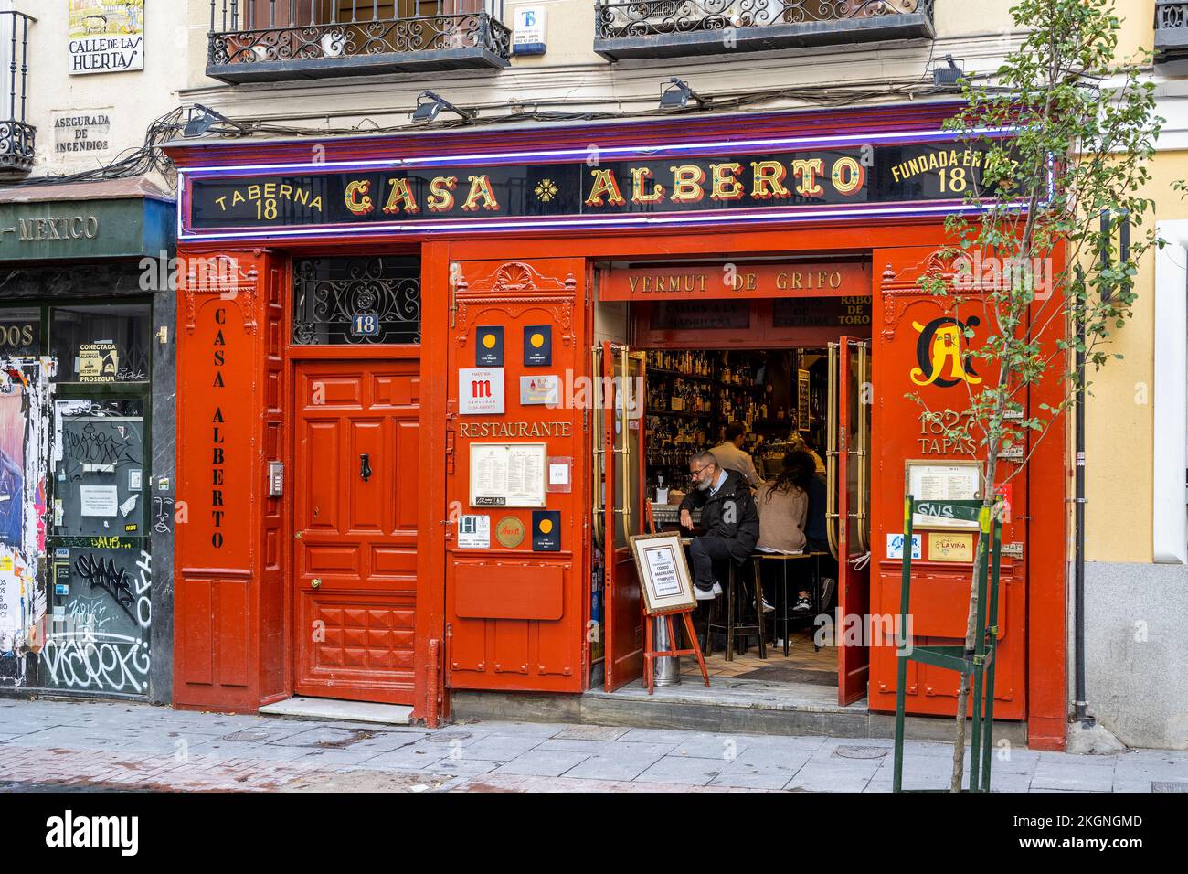 The historic Taberna Casa Alberto restaurant, Madrid, Spain Stock Photo ...